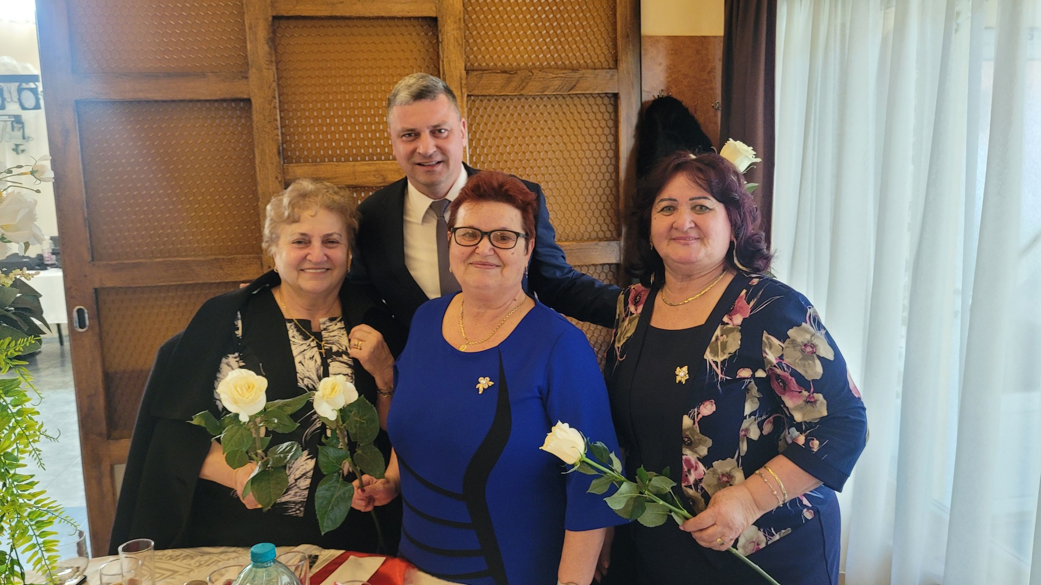 Social-democrații din Lupeni, alături de doamne și domnișoare de 1 și 8 ...