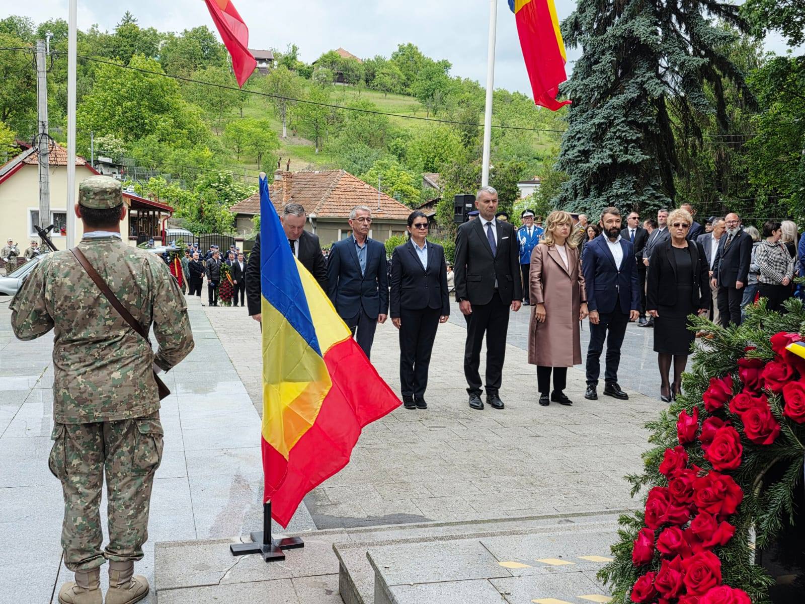 Călin Petru Marian, omagiu Eroilor Neamului la Deva: „Ne plecăm frunțile în fața celor care au ...